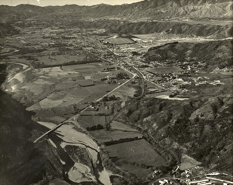 Aerial view 1948; Upper Hutt from south of Silverstream, looking up the ...