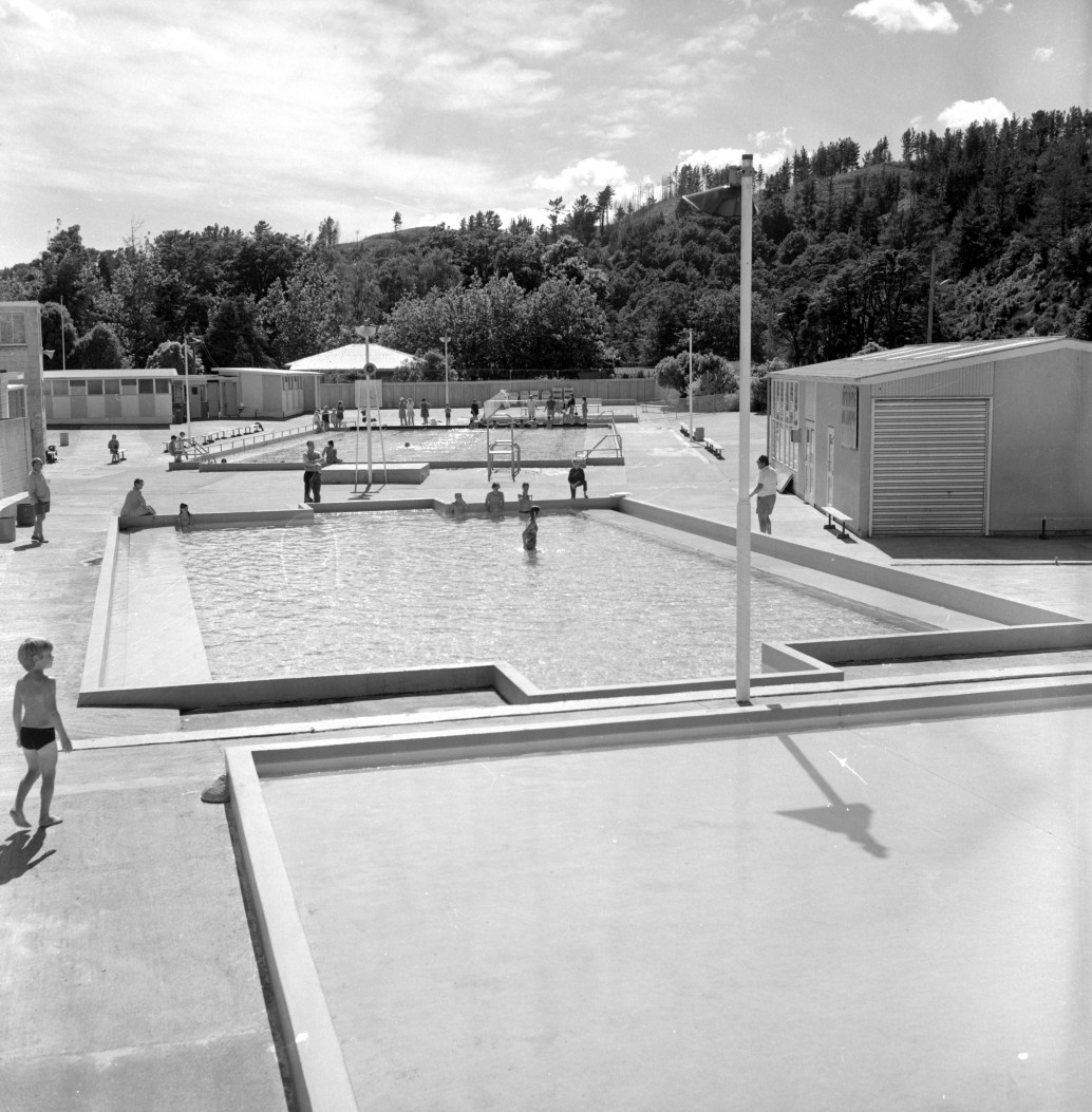 Maidstone pools; looking east. [P1-1492-3882] | Upper Hutt Libraries