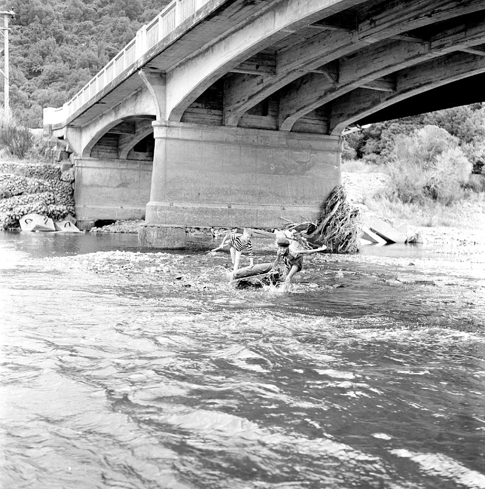 Scouts raft race 7; Silverstream bridge. | Upper Hutt City Library