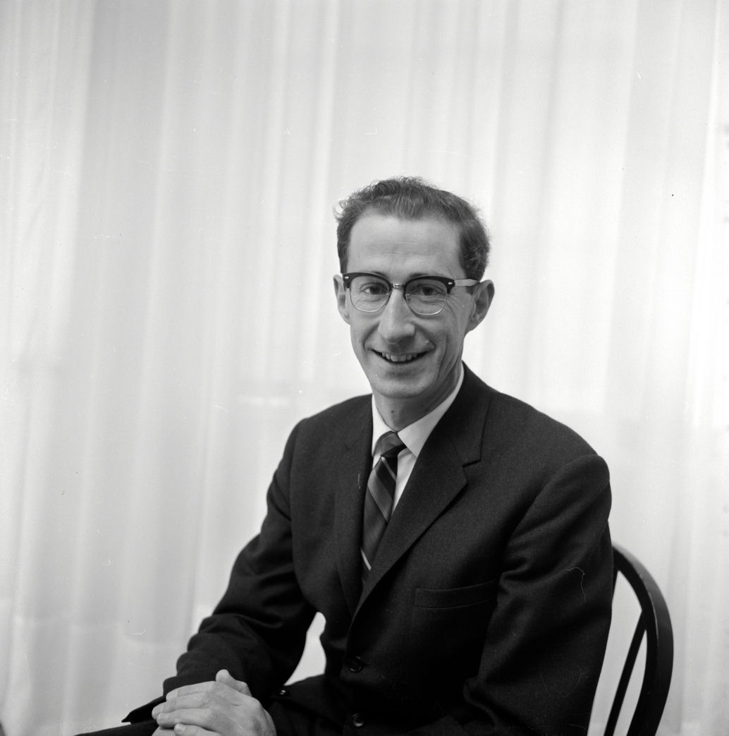 Ian Ross, accountant; standing for Parliament. | Upper Hutt Libraries