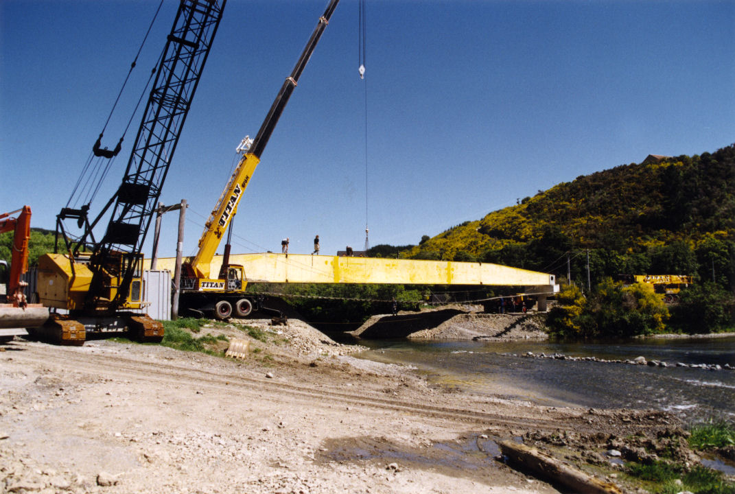 Beams being placed for Karapoti Bridge | Upper Hutt Libraries